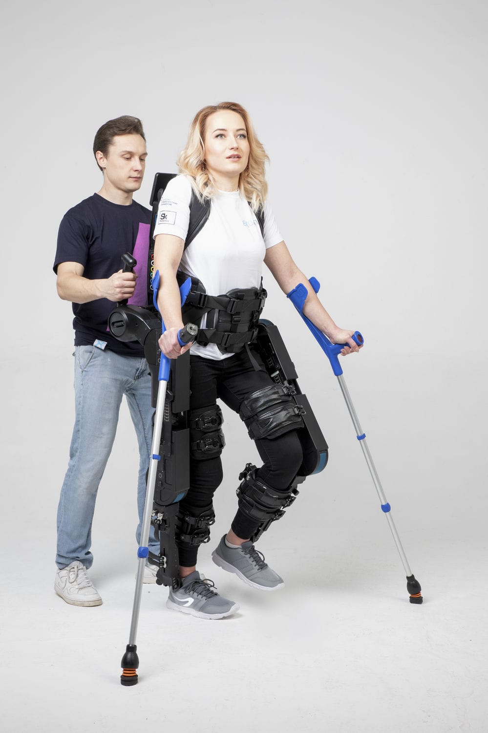 Zweibeiniges Exoskelett für Rehabilitation - ExoAtlet II - ExoAtlet Global - Gang / aufrechte ...